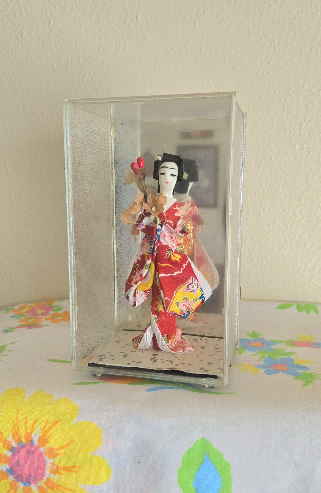 OMC Mini Geisha in Display Box With Mirrored Back, Kimono & Flowers ...