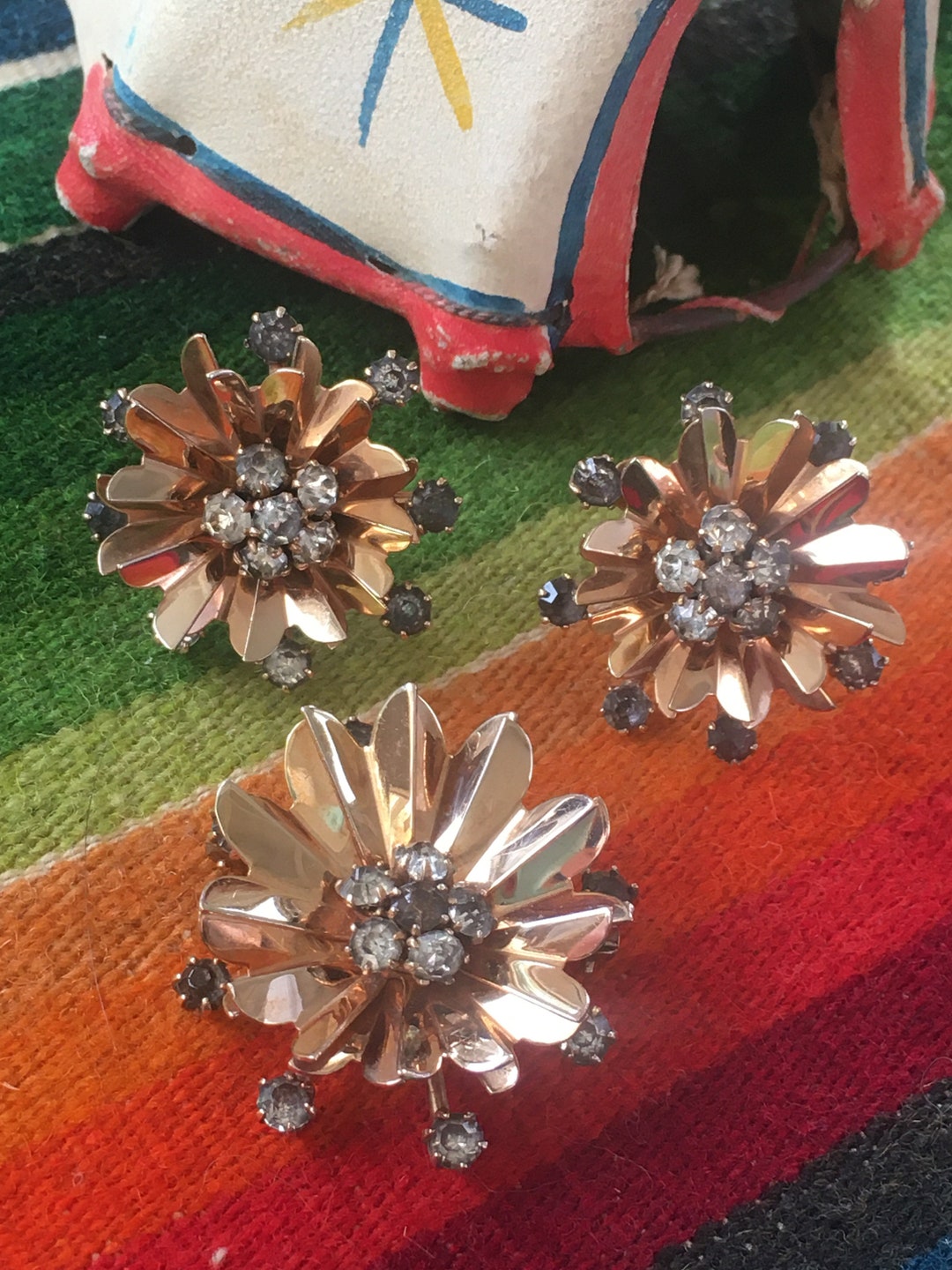 Juego de aretes y broche con diamantes de imitación de flores rellenos ...