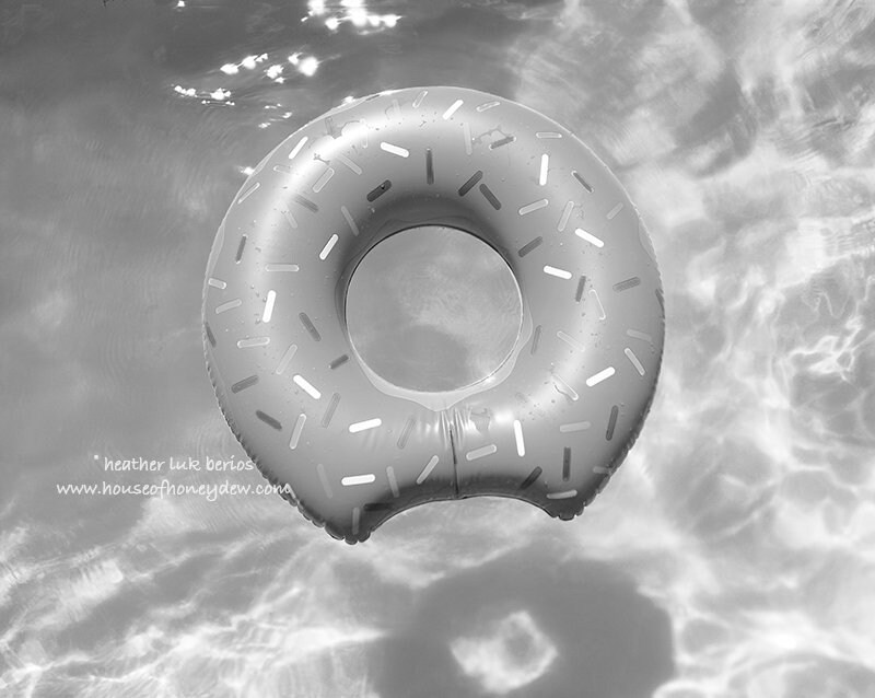 Giant Donut Pool Float Print Decoración de pared Fine Art - Etsy España