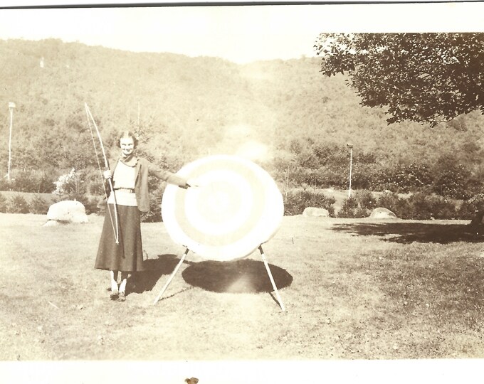 Original Vintage Photo Pretty Girl Target Practice BULLSEYE - Etsy