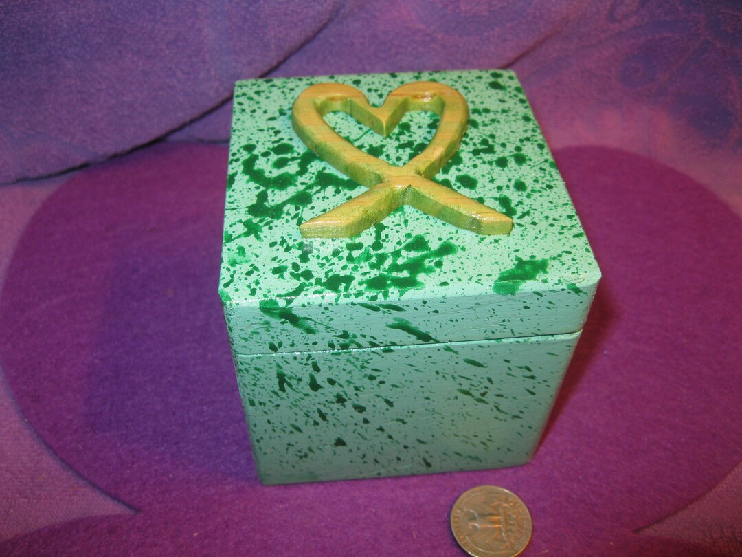 3 1/2" GREEN SQUARE Box With HEART - Etsy