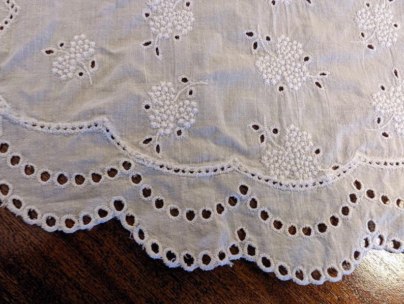 Vintage Eyelet Runner W/ Scalloped Eyelet Edging & Embroidered Eyelet ...