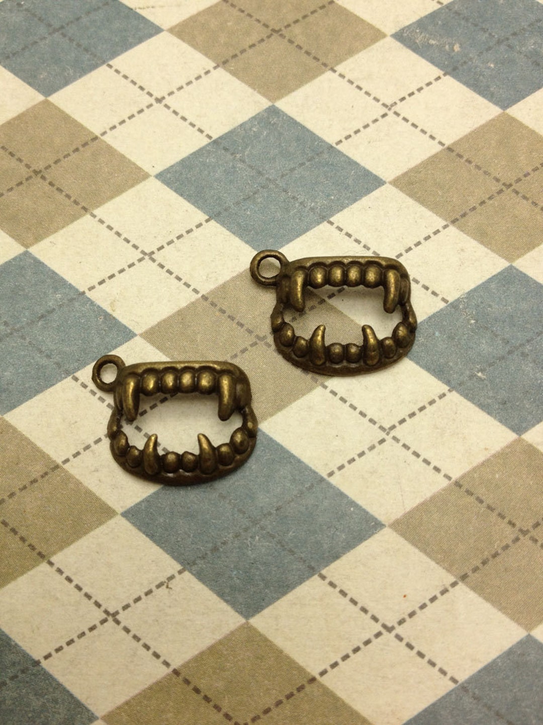 50pcs Antique Bronze Halloween Vampire crocs dents pendentif Charms ...