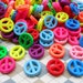 100pcs 15mm Assorted Color Peace Sign, Acrylic/plastic Peace Sign ...