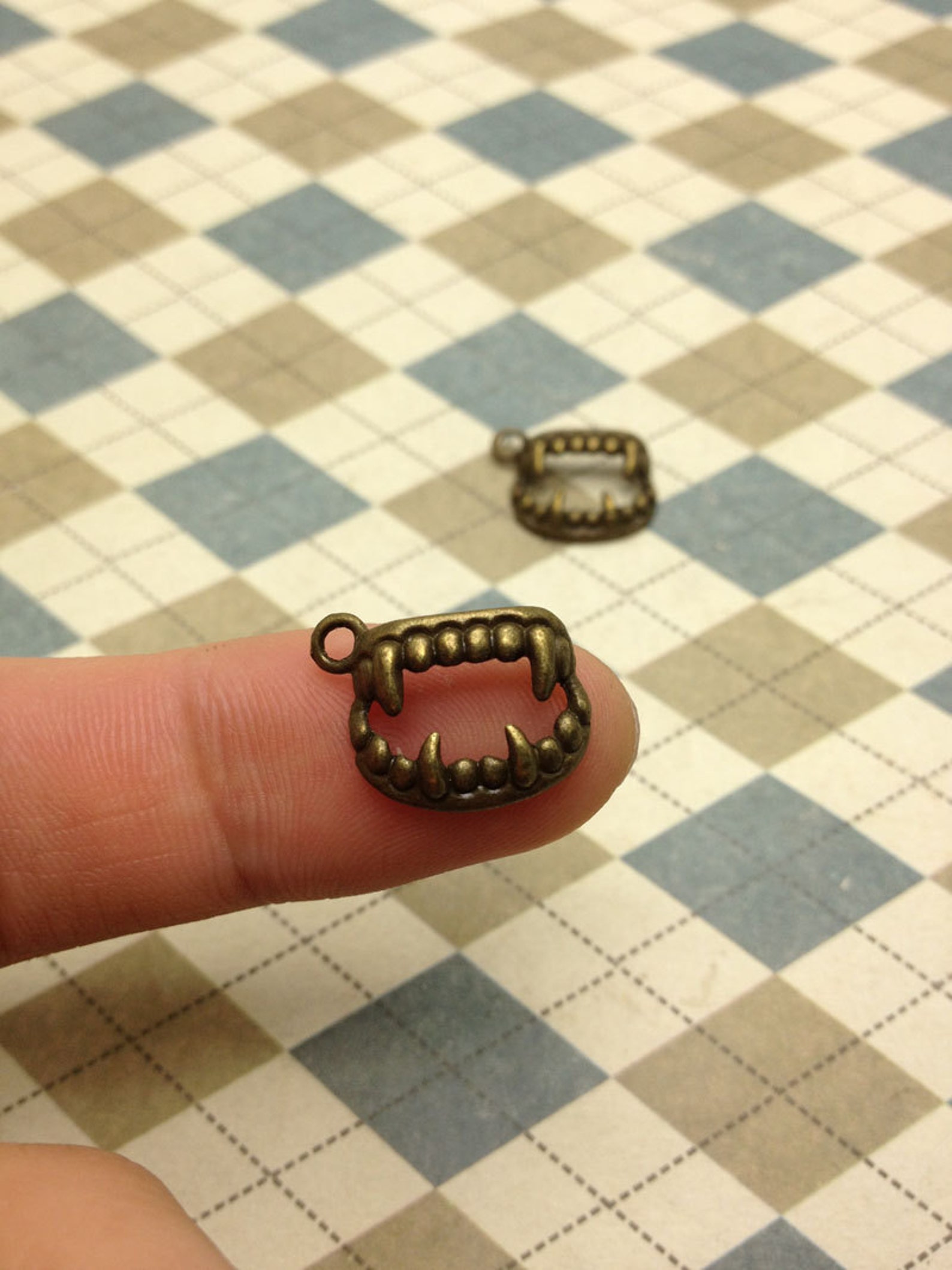 50pcs Antique Bronze Halloween Vampire crocs dents pendentif Charms ...