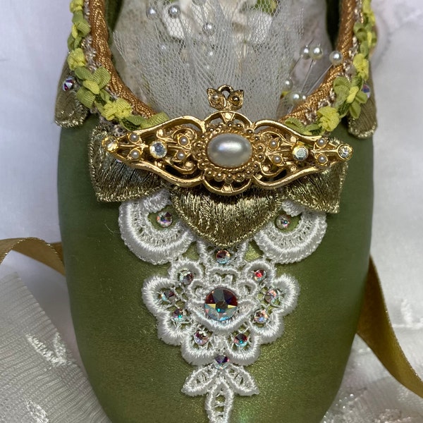 Nutcracker Pointe Shoe - Etsy