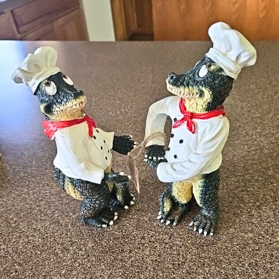Two Piece Funny Alligator Chef Figurine Bottle Holder, Man Cave Decor ...