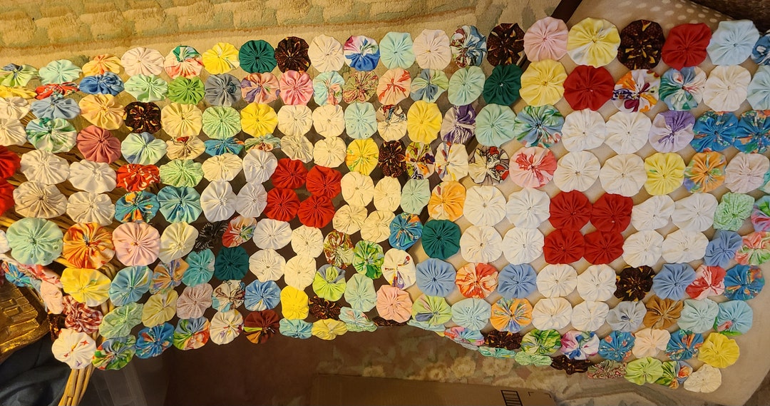 Midcentury Suffolk Yo Yo Puff Table Runner - Etsy