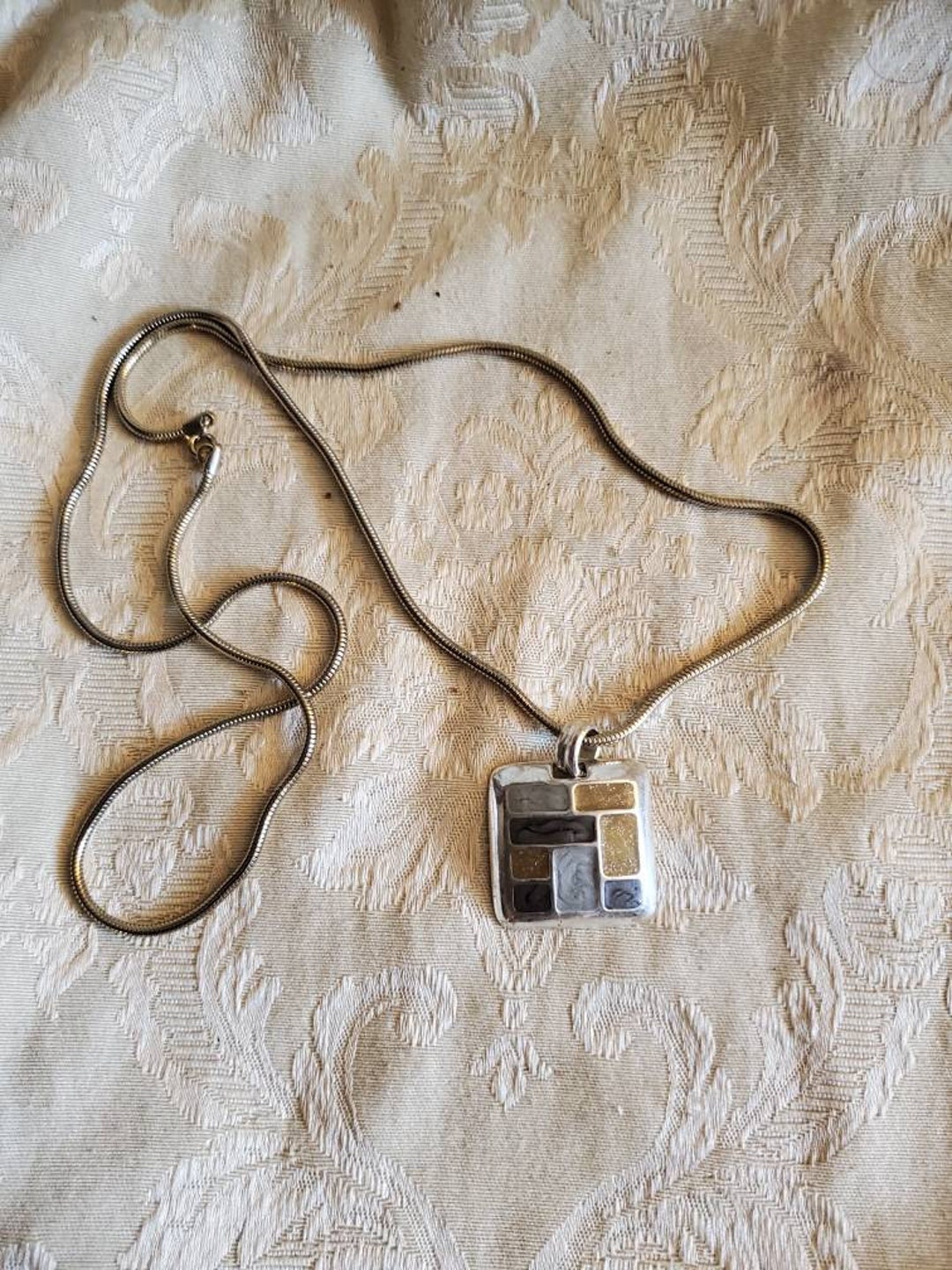 Kenneth Cole, Adobe Emaille Square Pewter Anhänger, Silber getönt 76 cm ...