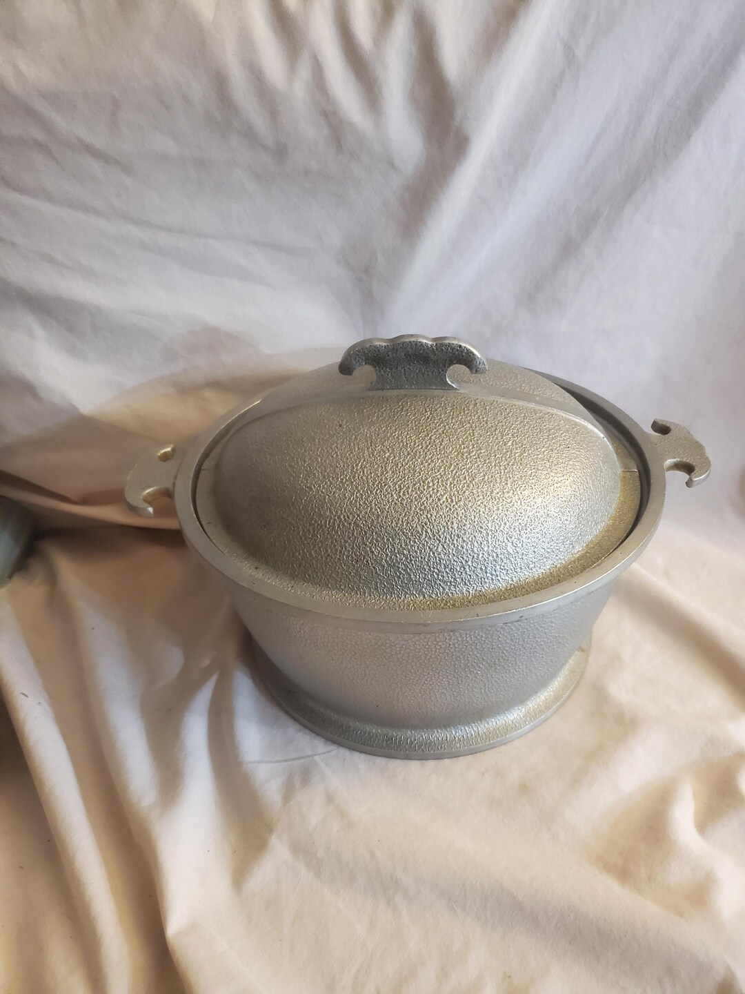 Guardian Service, Medium Sized Hammered Aluminum Casserole Dish ...