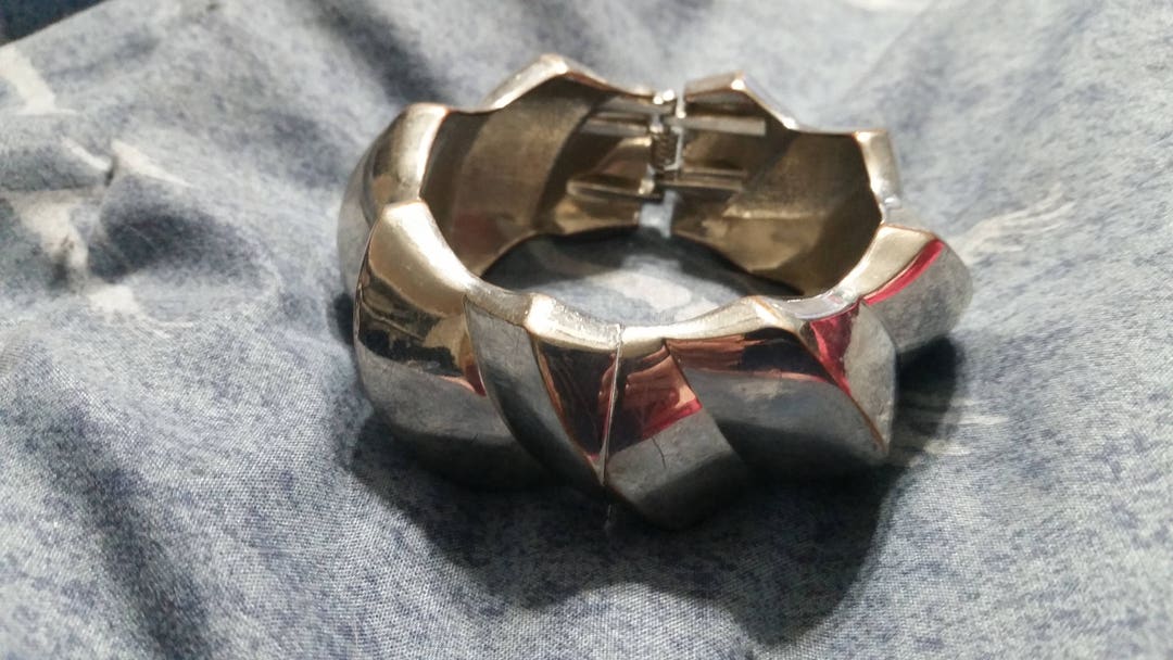 Art Deco Style Ruffled Metal Spring Loaded Silver Toned Bangle Bracelet ...