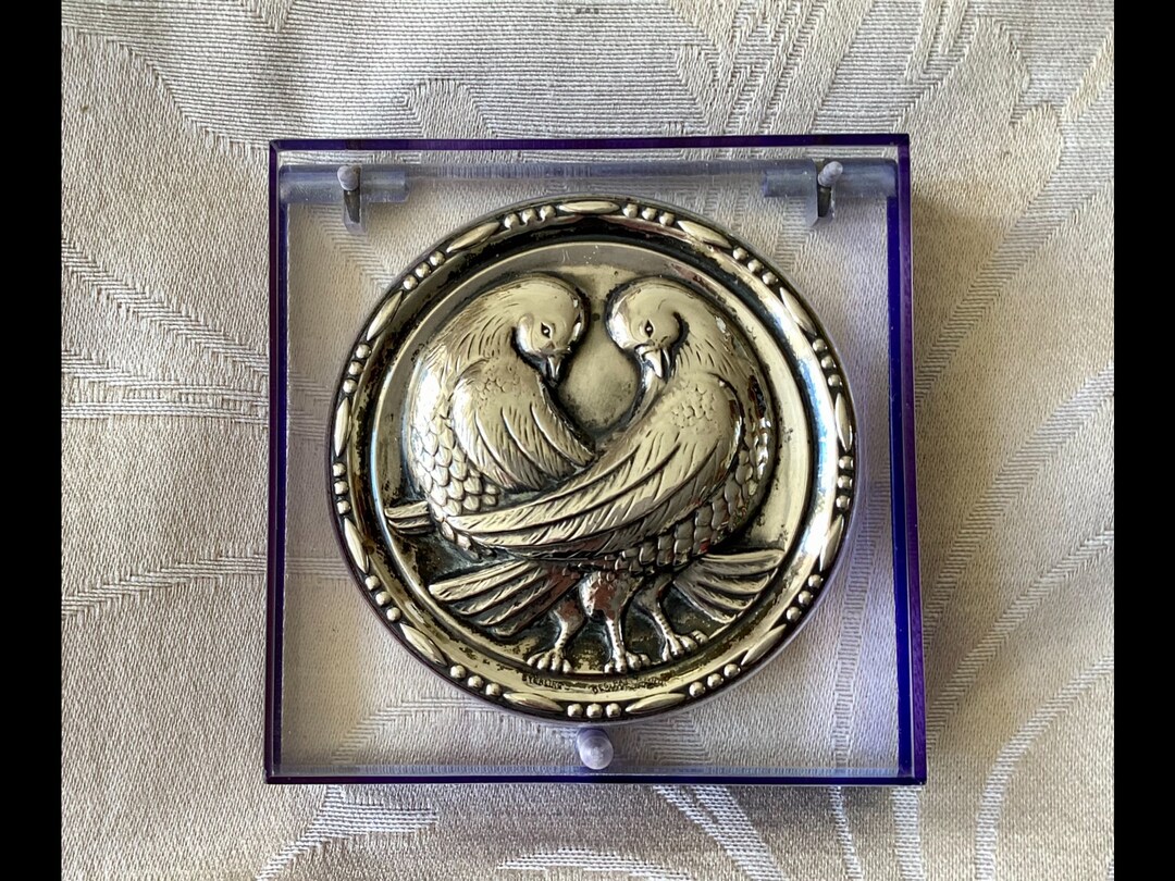 Clear Lucite Powder Compact With a Central Design of Silver Doves - Etsy
