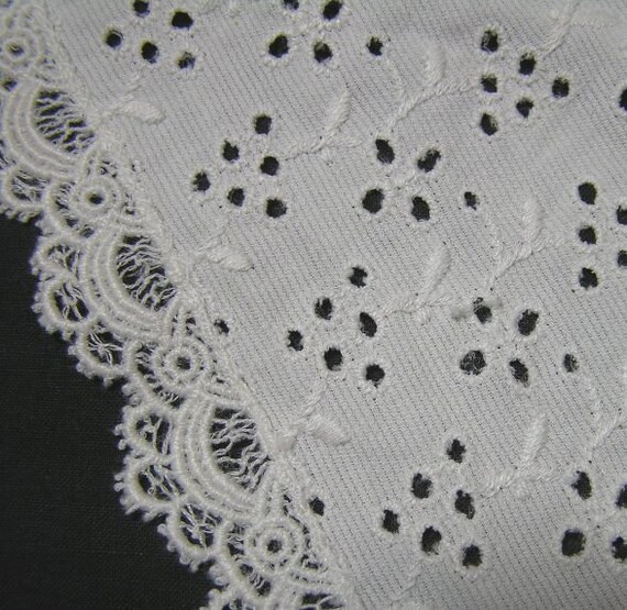 1960s Vintage White Eyelet Cutwork and Lace Collar in… - Gem
