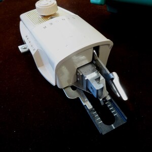 Singer Buttonholer in Atomic Mid Century Modern Green Case With 4 Cams ...