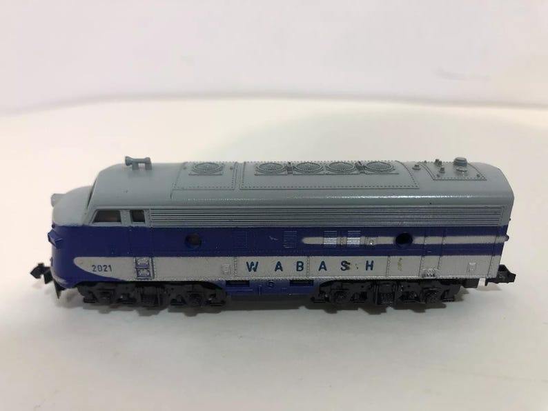 Thunder Line N Scale Train Set - Power Pack, 7 Cars, 5 Buildings, 34 ...