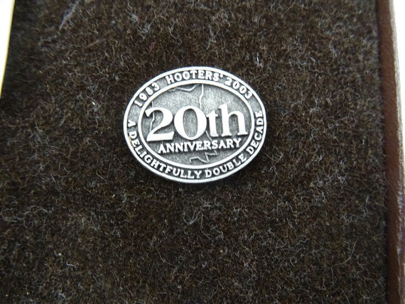 Vintage Hooters Collectible Pin 1983 2003 20th Anni… Gem