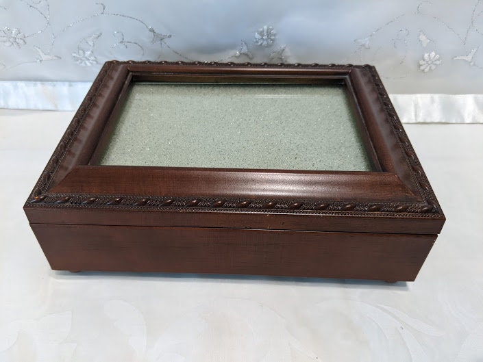 Woodgrain Rope Trim Photo Frame Music Box. Unchained Melody Memory ...