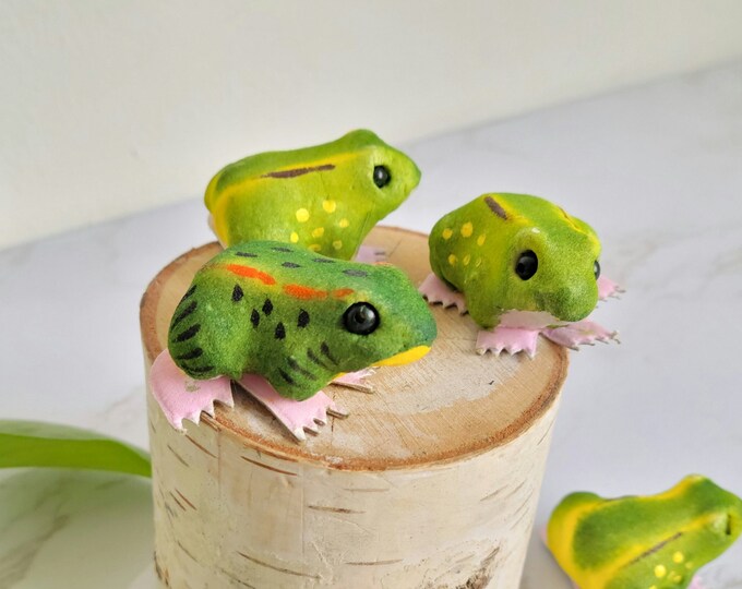 12 Super Cute Green Mushroom Small Frogs Artificial Frogs - Etsy