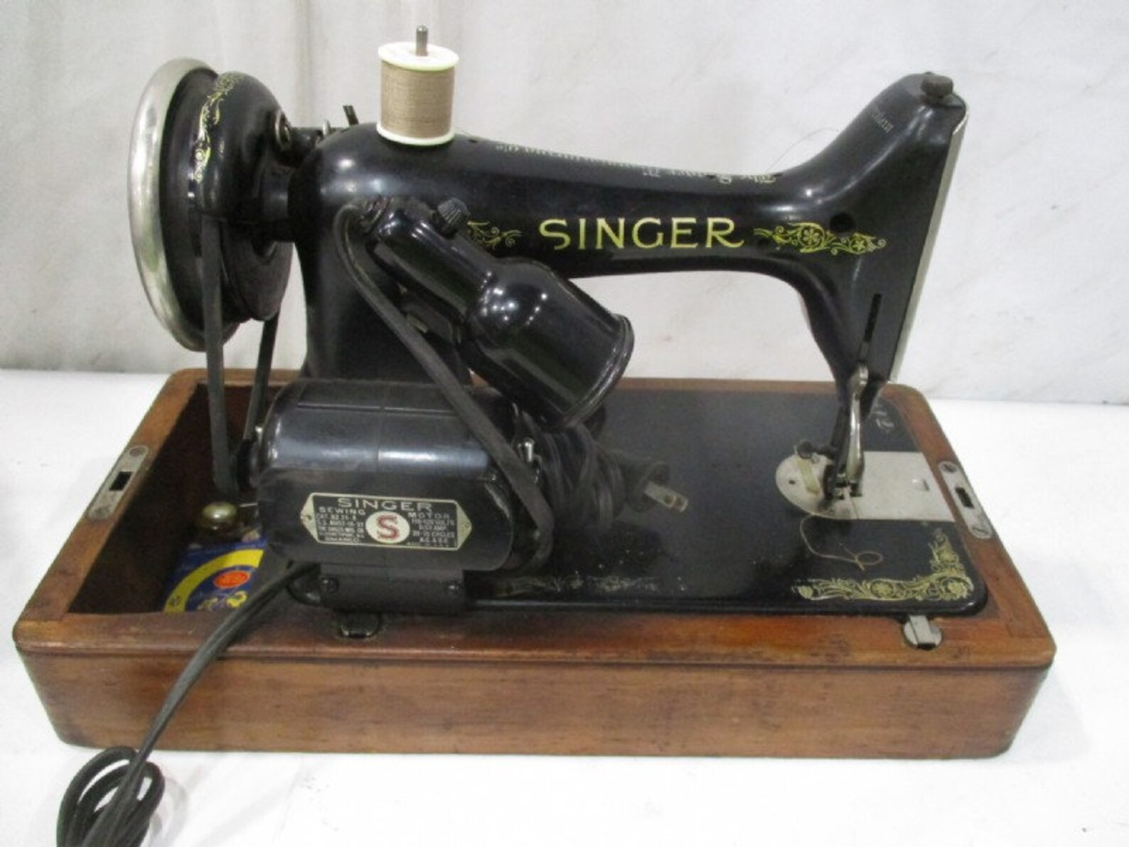 Antique 1920's Era Singer Sewing Machine in Wooden Carry - Etsy