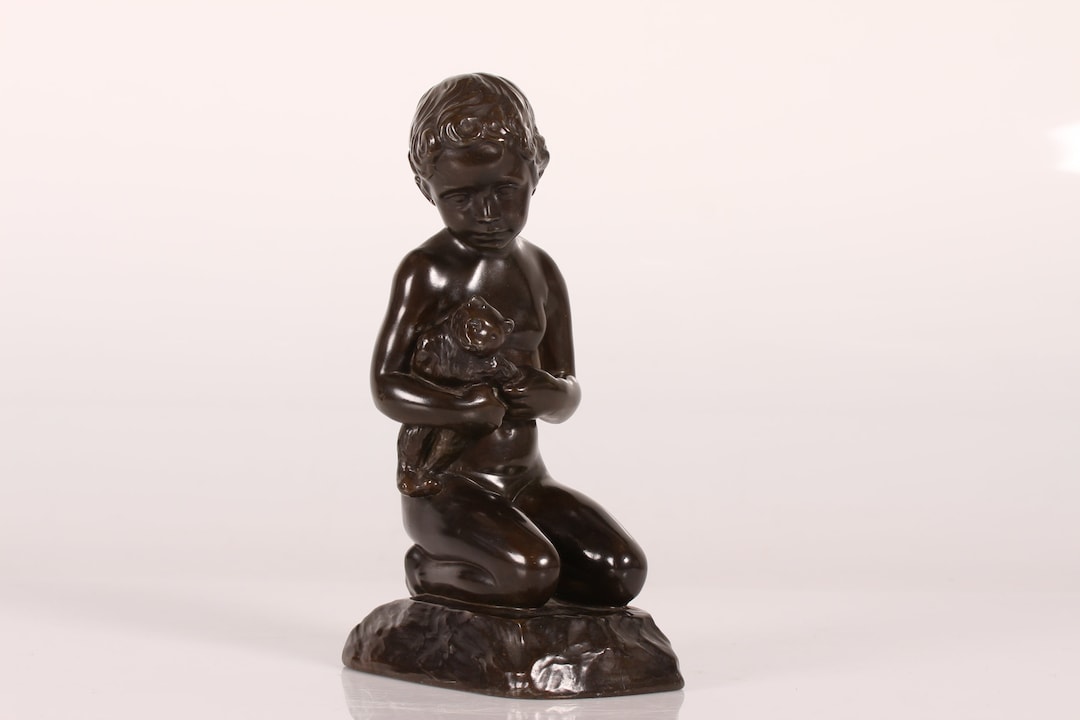 Elna Borch für Just Andersen Figur eines sitzenden Jungen mit Teddybär ...