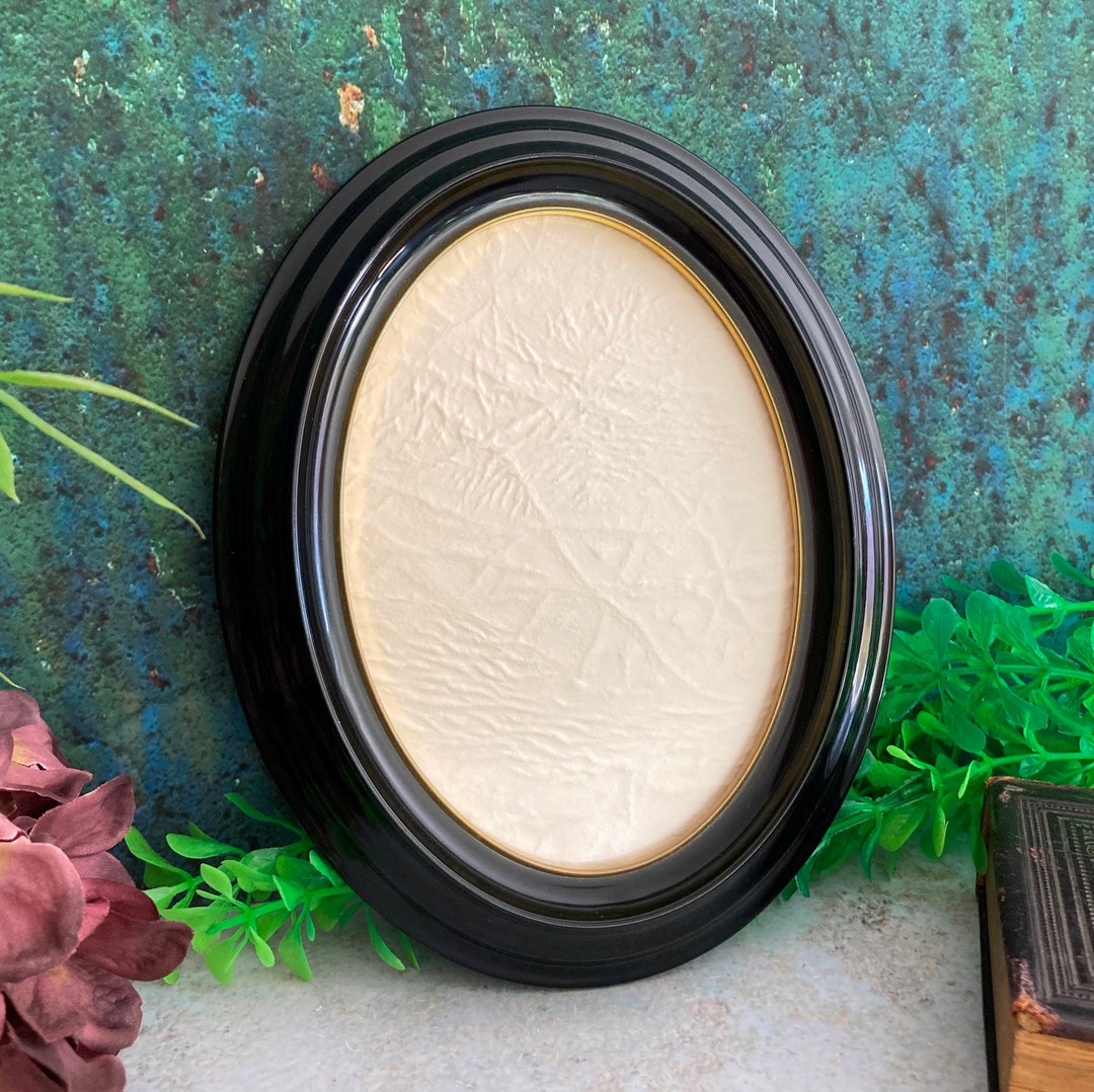 Oval Picture Frame, Glass Cover, Back Gold Frame, Plastic Vintage Photo ...