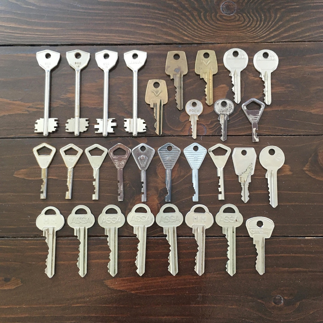 Vintage Keys, Mixed Lot of 30 Old Door Keys, Mismaching Flat Keys ...