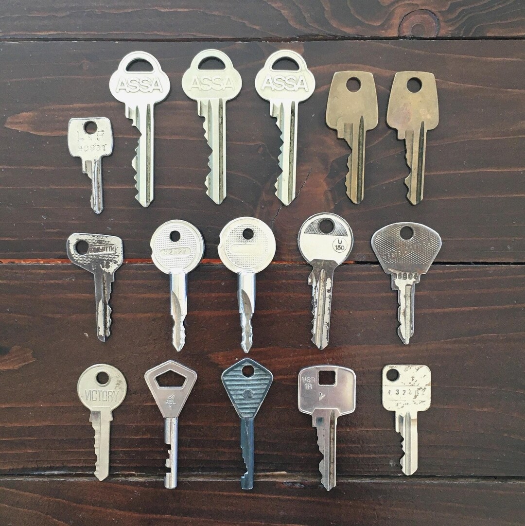 16 Vintage Keys, Mixed Lot Old Door Keys, Mismaching Flat Keys, Bronze ...