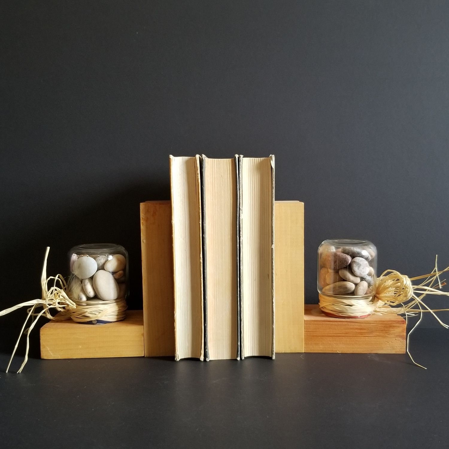 Pair of Wood Bookends w Beach Stone Jars & Raffia Bows - Etsy.de