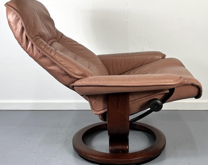 Ekornes Stressless Medium Governor Champagne Leather Swivel Recliner ...