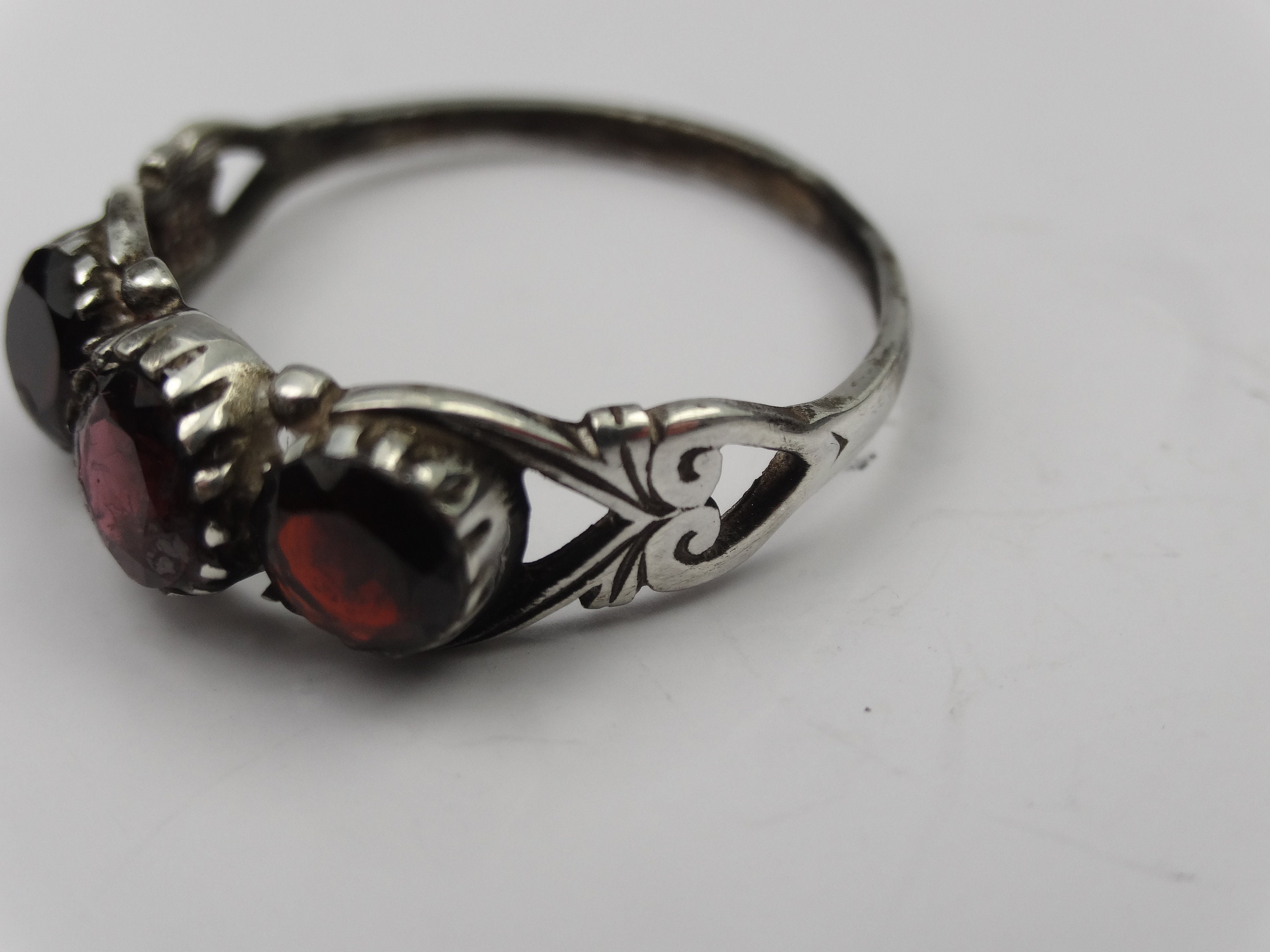 Stunning garnet and silver vintage ring