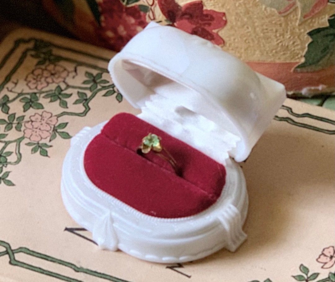 Vintage Ring Box Art Deco Style White Plastic Ring Holder Jewelry Ring ...
