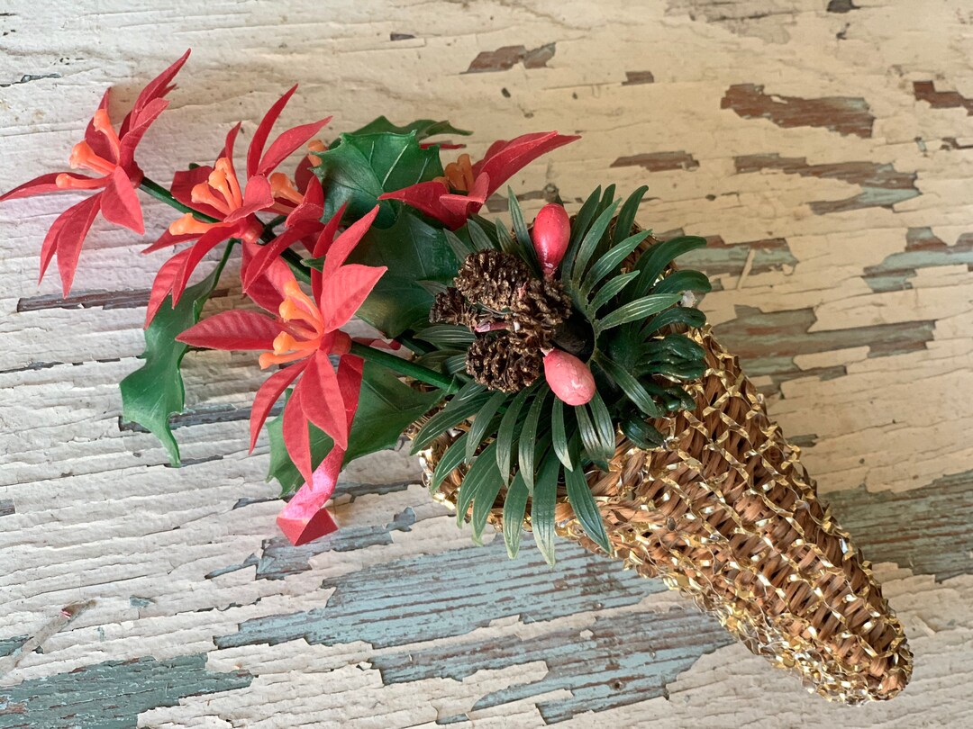 Vintage Small Cornucopia Decoration Mini Wire Mesh Plastic Poinsettia ...