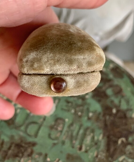 Antique velvet pin box old age worn mini art deco jew… - Gem