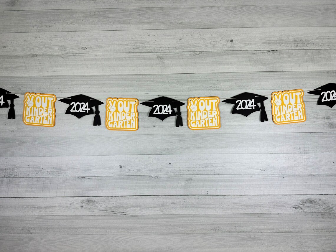 2026 Graduation Garland - PEACE OUT Choose Grade & Colors - 2026 Grad ...