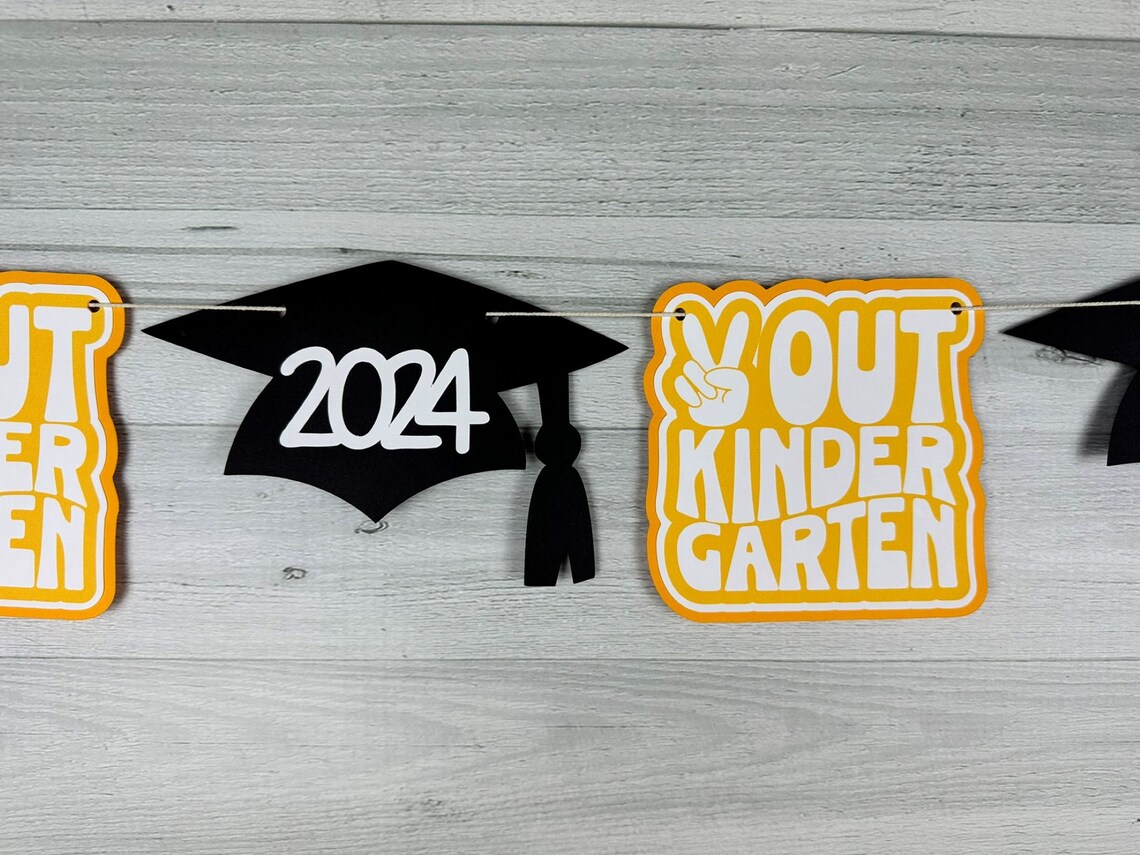 2026 Graduation Garland - PEACE OUT Choose Grade & Colors - 2026 Grad ...