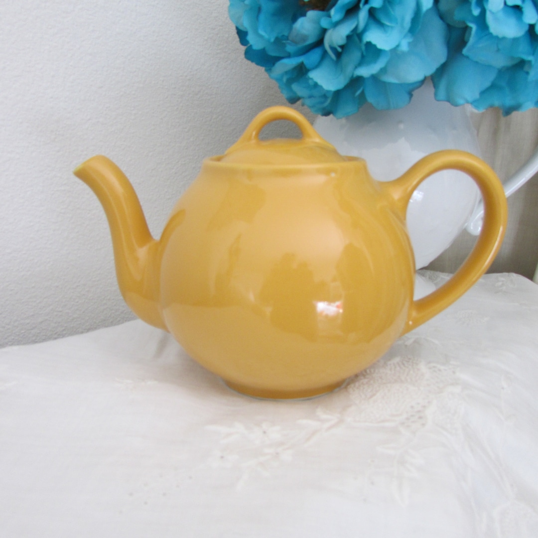 1940s Liptons Teapot Mustard Yellow 30 Ounces Farmhouse Cottage Table ...