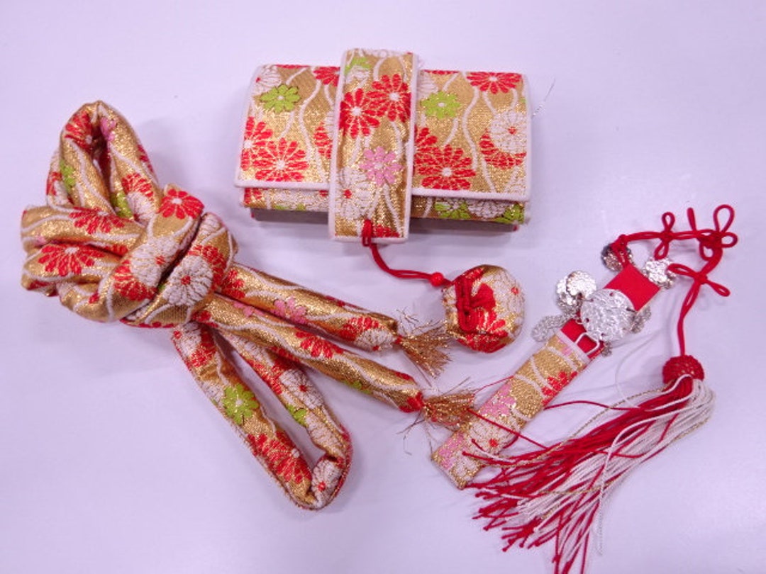 Un conjunto de accesorios japoneses para niños / ANTIGUO HAKOSEKO ...