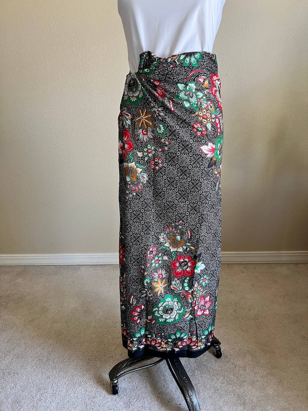 Regular Tube Sarongs Fabric, Floral Sarongs, Batik, Southeast Asian ...