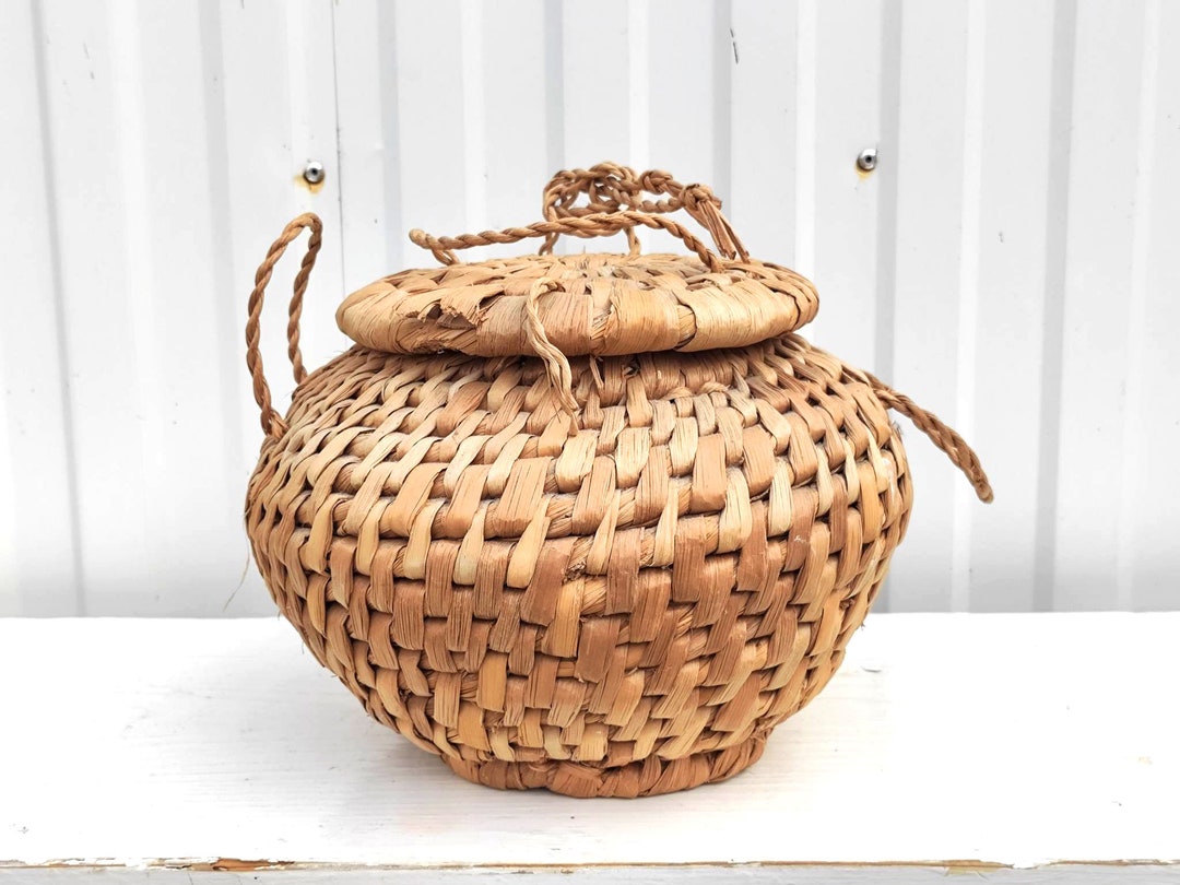 Antique Rye Coiled Straw Basket With Lid - Country Cottage Chic ...