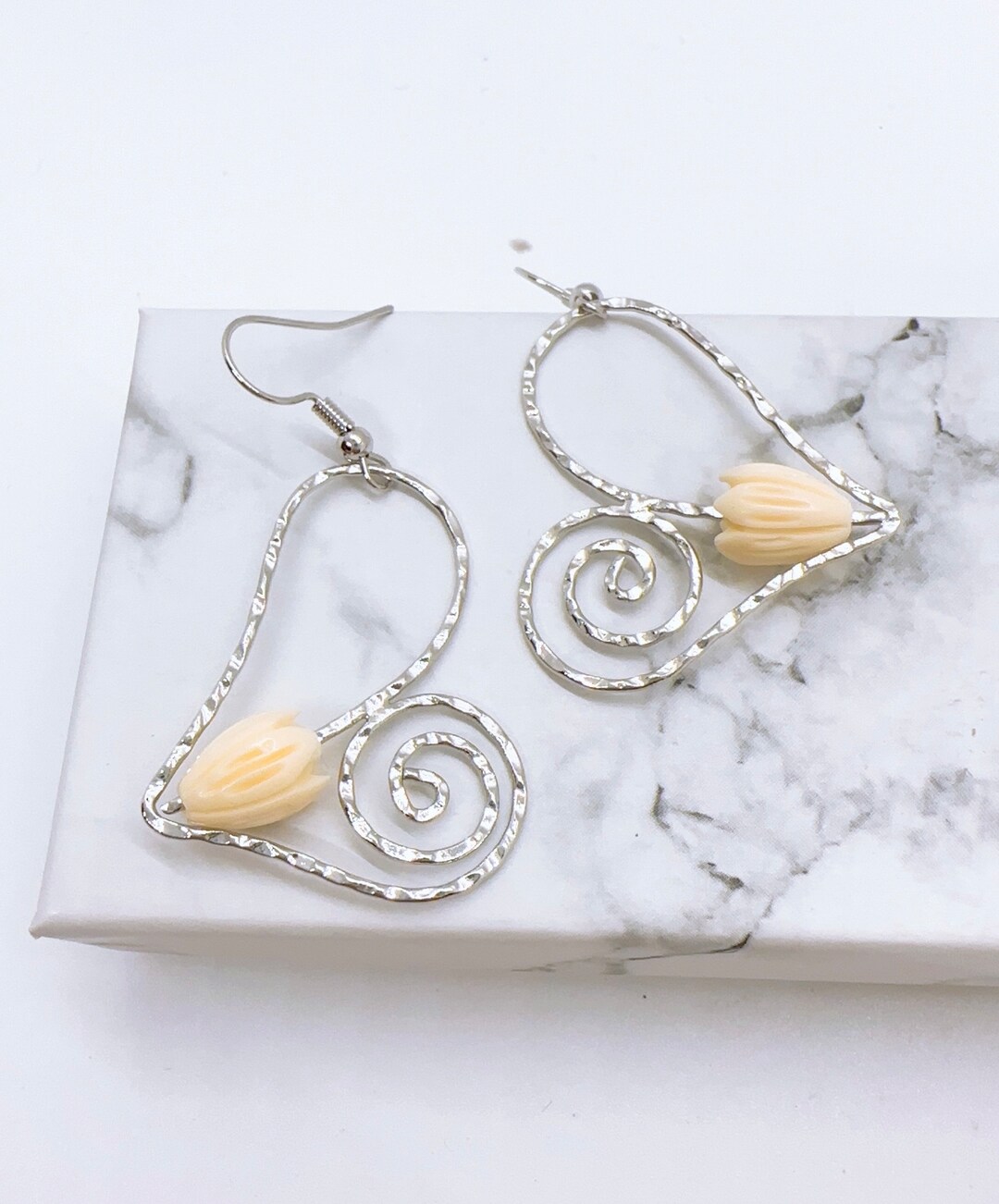 Pikake Flower : Hamilton Silver Color Earring - Etsy