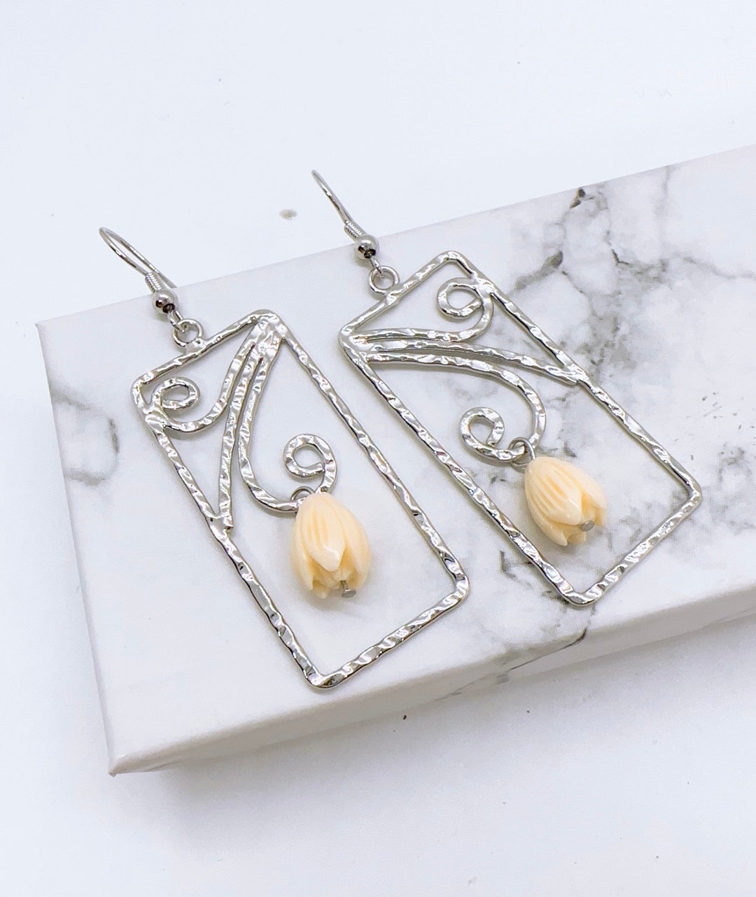 Pikake Flower : Hamilton Silver Color Earring - Etsy