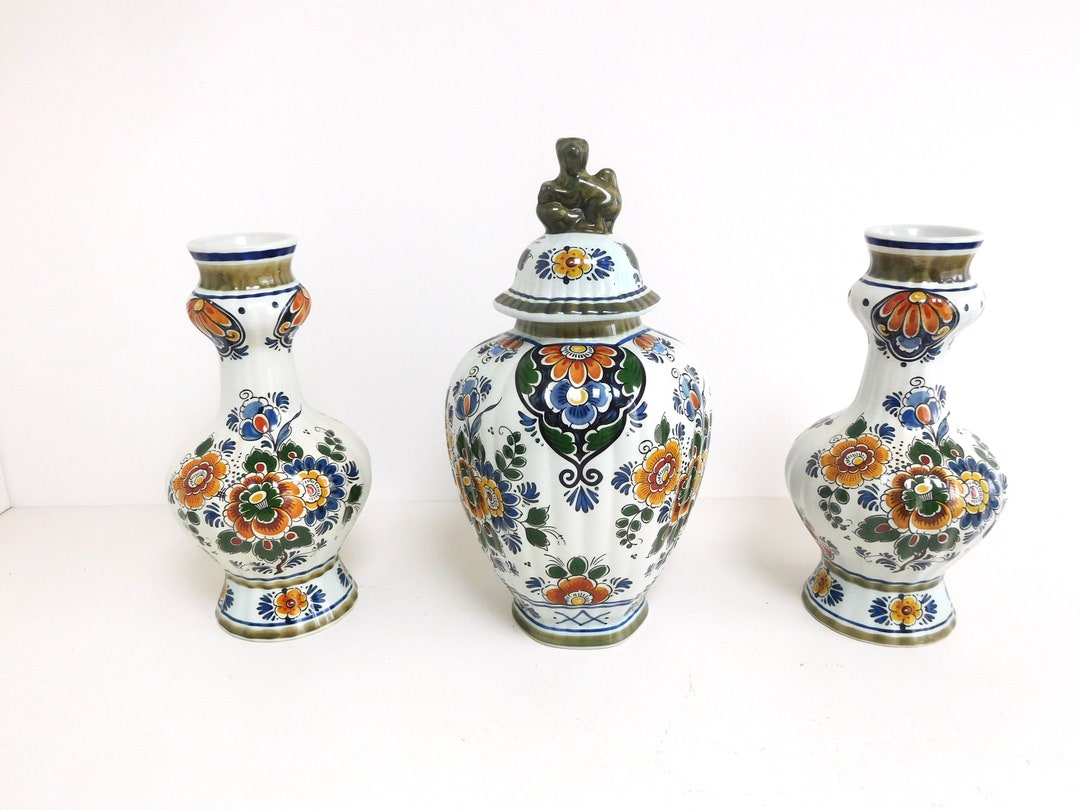 X Set of 3 Dutch Delft Polychrome Cabinet Set, 2 Knobble Vases and 1 ...