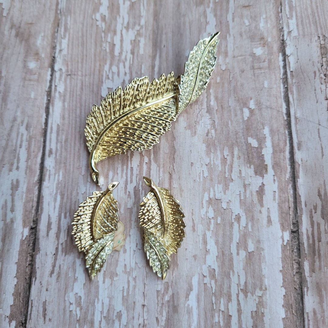 Signed 1960s Vintage Sara Coventry Gold Leaf Earring and Brooch Matching Jewelry Set. Clip on ...