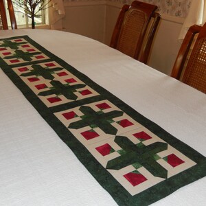 Corner Blooms Table Runner - Etsy