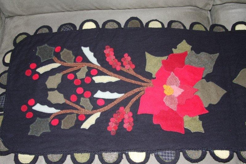 Poinsettia & Holly Table Runner Pattern - Etsy