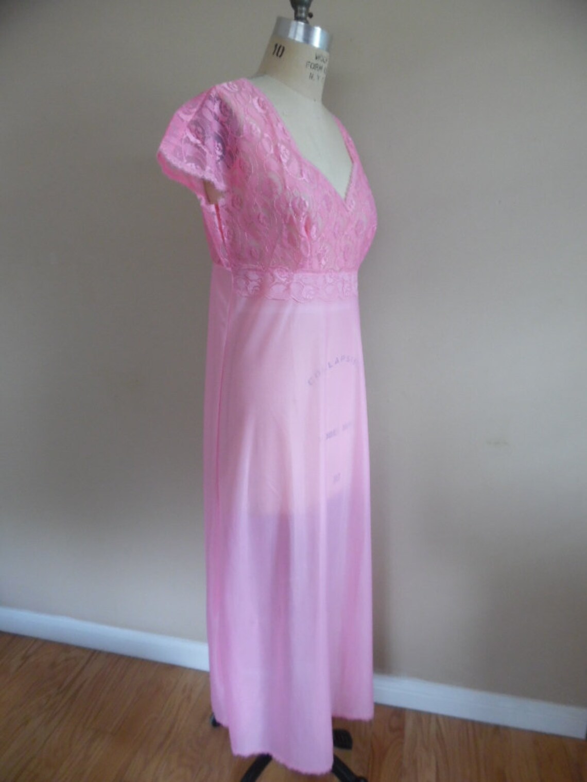 Vintage Pink Peignoir Set With Floral Lace Bodice and Bell | Etsy