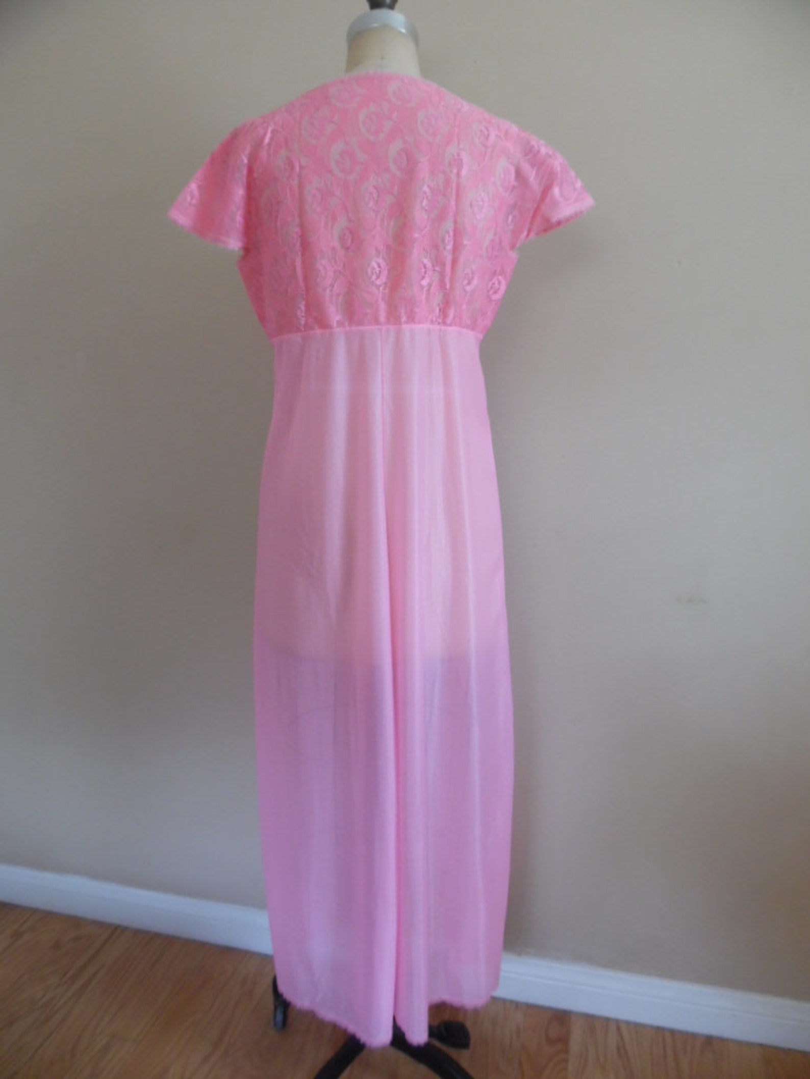 Vintage Pink Peignoir Set With Floral Lace Bodice and Bell Sleeve ...
