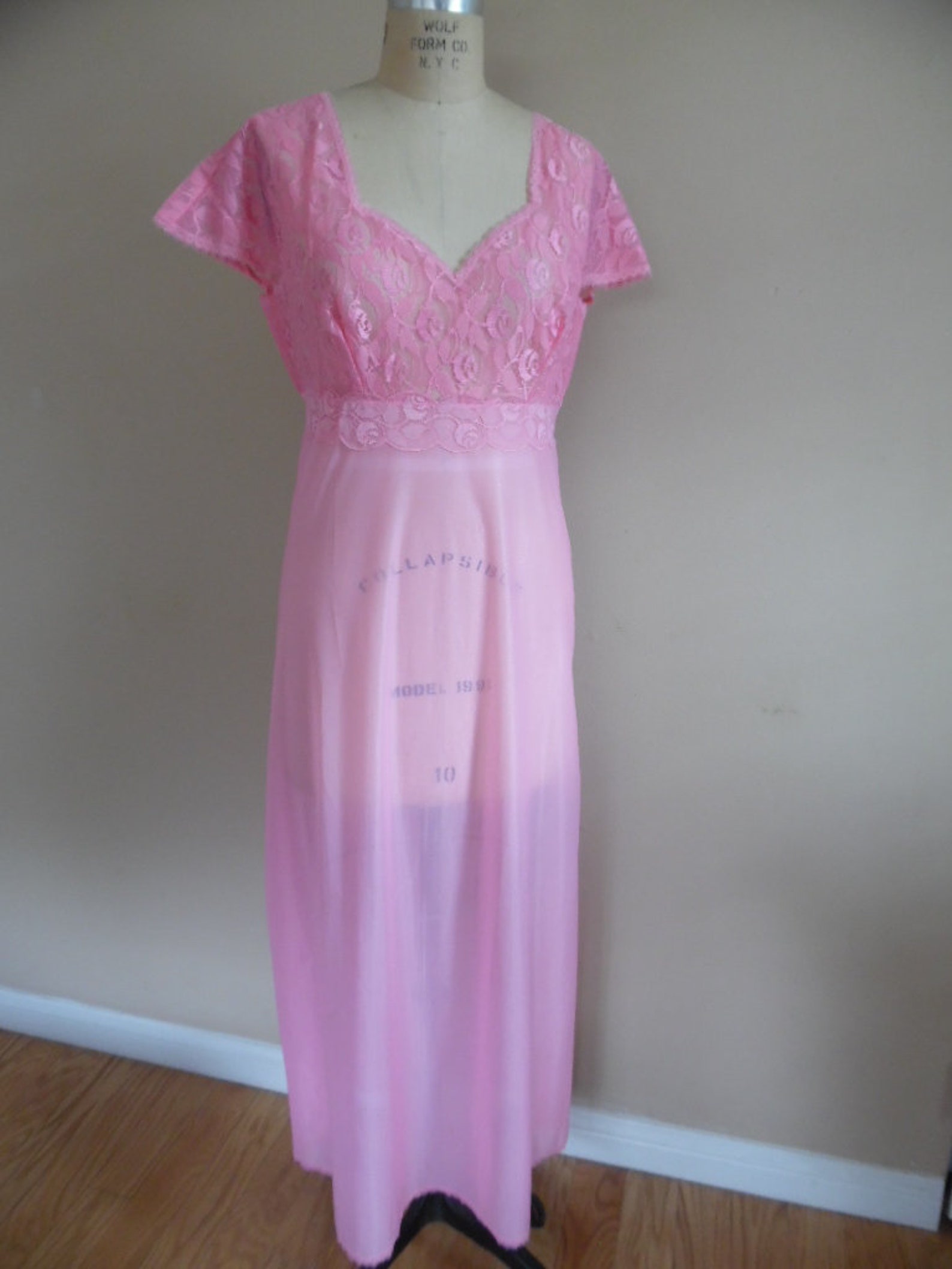 Vintage Pink Peignoir Set With Floral Lace Bodice and Bell Sleeve ...