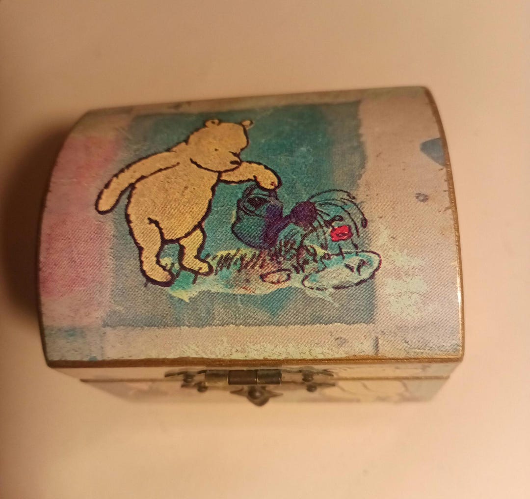 Vintage 1998 WINNIE the POOH/TIGGER Small Wooden Hinged Footed Trinket ...