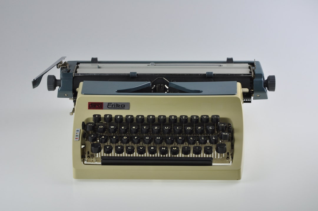 Daro Erika Working Typewriter, Manual Typewriter, Vintage Typewriter ...
